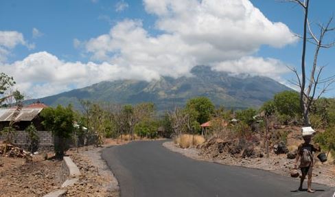 Semburan Uap Air atau Asap Putih Mencapai Tinggi 200 meter » Jabar Today